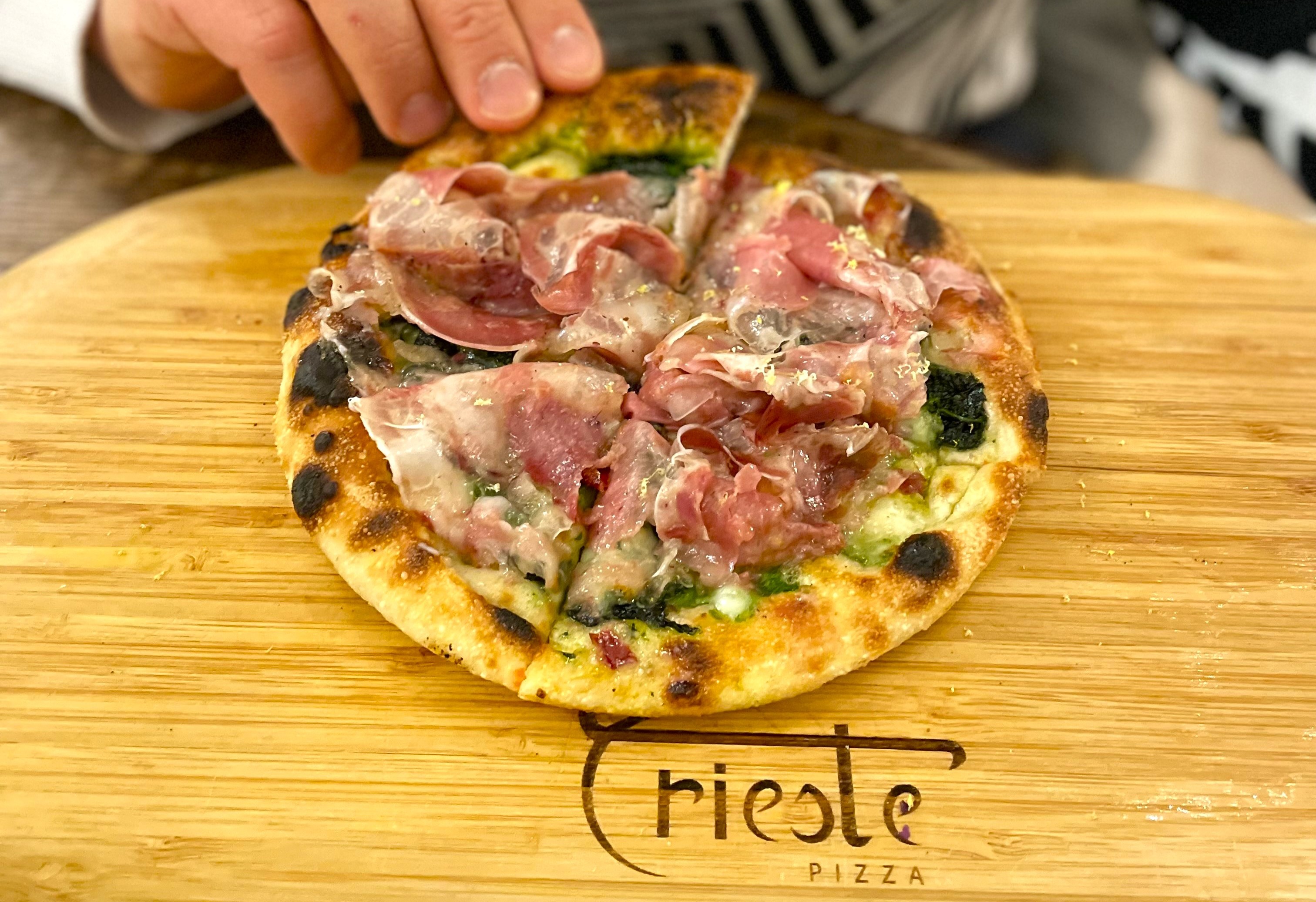 Abbiamo finalmente assaggiato la pizza al padellino a Bologna - BoLOVEgna